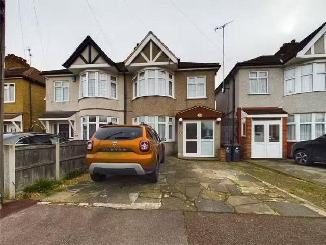 3 bedroom Semi Detached House to rent, Gorseway, Romford, RM7.