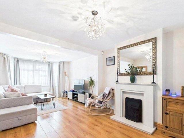 3 Bedroom Semi Detached House To Rent In, Brooklands Road, Hall Green, Birmingham, B28