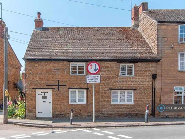3 Bedroom Semi Detached House To Rent In Chapel Square, Deddington, Banbury, OX15