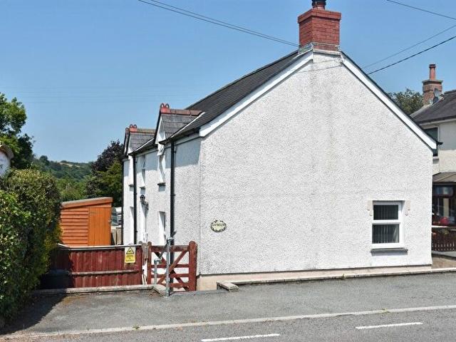 3 Bedroom Semi Detached House To Rent In Llwyncelyn, Penrhiwllan, SA44