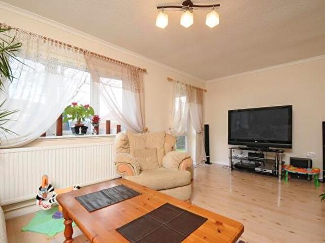 3 Bedroom Semi Detached House To Rent In Rochford Gardens, Bicester, OX26