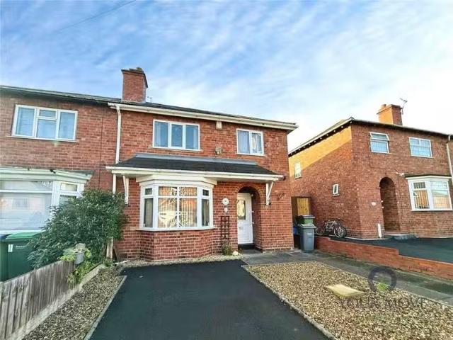 3 bedroom Semi Detached House to rent, Kings Avenue, Tividale.