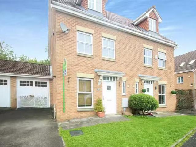 3 bedroom Semi Detached House to rent, Lawndale Drive, Worsley.