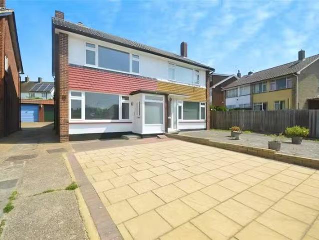 3 bedroom Semi Detached House to rent, Longford Gardens, Sutto.