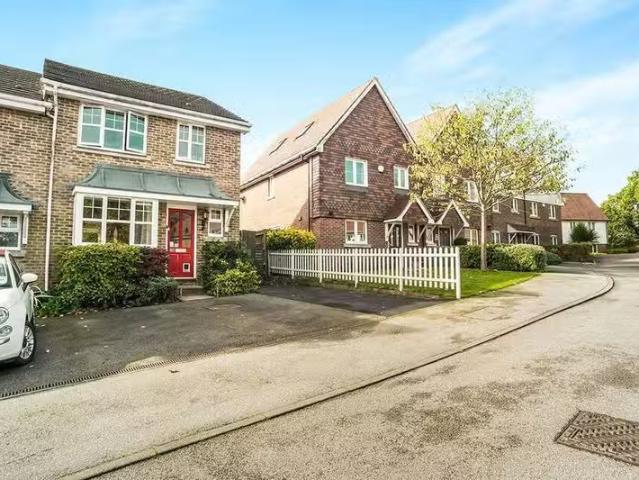 3 bedroom Semi Detached House to rent, Pellings Farm Close, Cr.