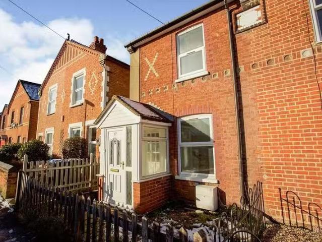 3 bedroom Semi Detached House to rent, Rusham Road, Egham, TW2.
