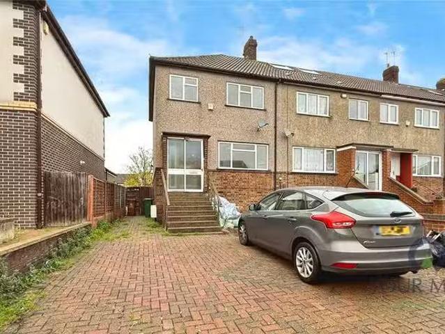 3 bedroom Semi Detached House to rent, Rushdene, London, SE2.