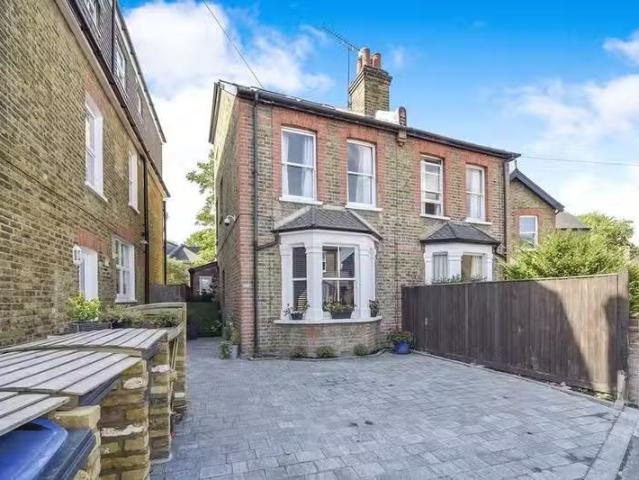 3 bedroom Semi Detached House to rent, Rowlls Road, Kingston u.