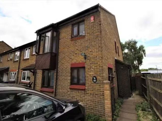 3 bedroom Semi Detached House to rent, School Lane, Egham, TW2.