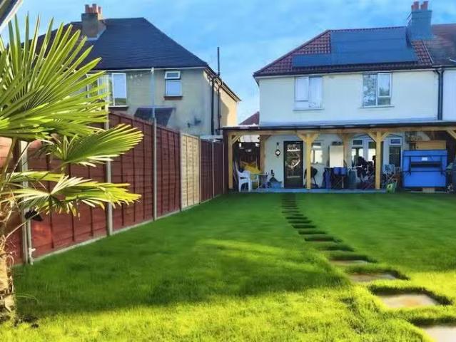 3 bedroom Semi Detached House to rent, Warren Avenue, Southamp.