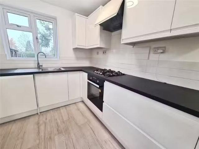 3 bedroom Semi Detached House to rent, Warren Crescent, Southa.