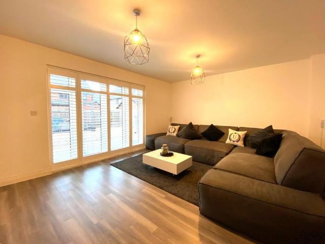 3 bedroom semi detached house to rent