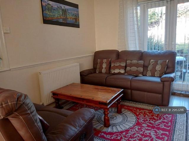 3 bedroom semi detached house to rent