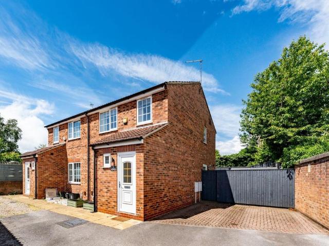 3 bedroom semi detached house to rent