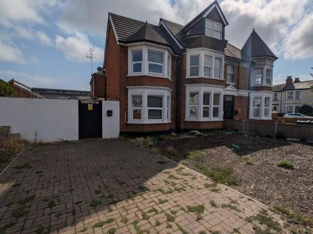 3 bedroom semi detached house to rent