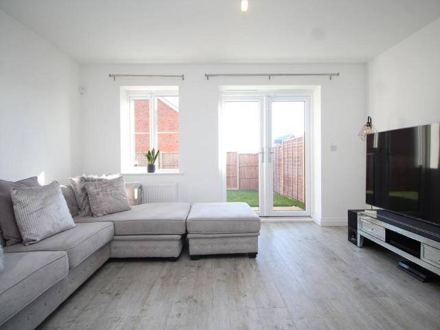 3 bedroom semi detached house to rent