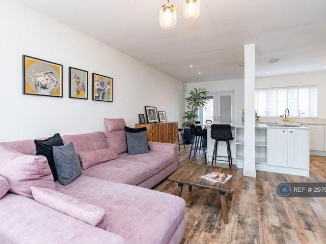 3 bedroom semi detached house to rent
