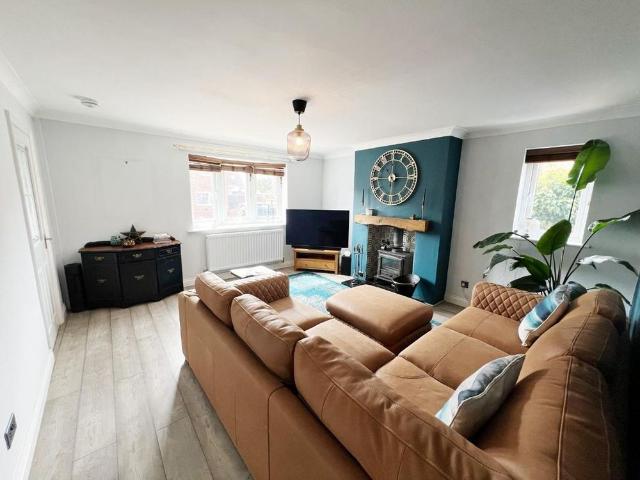3 bedroom semi detached house to rent
