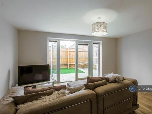 3 bedroom semi detached house to rent