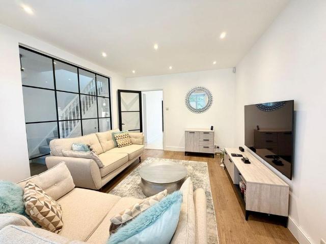 3 bedroom semi detached house to rent