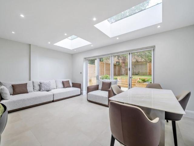 3 bedroom semi detached house to rent