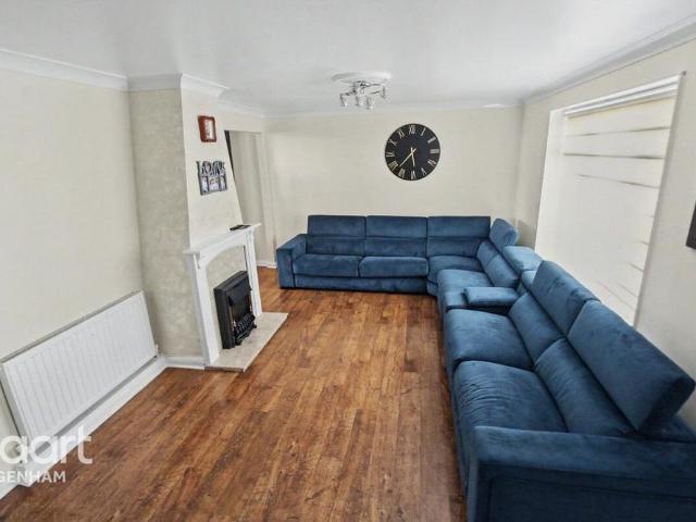 3 bedroom semi detached house to rent