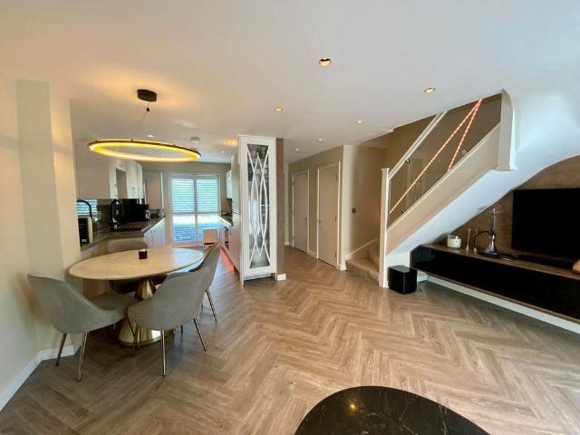 3 bedroom semi detached house to rent