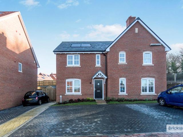 3 bedroom semi detached house to rent