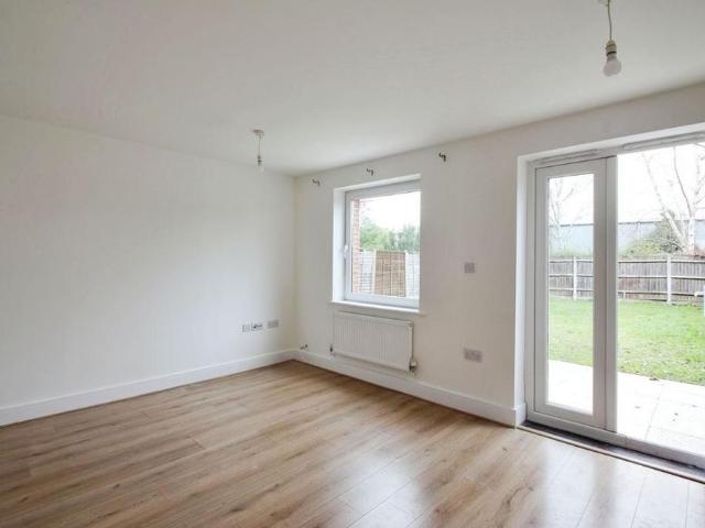 3 bedroom semi detached house to rent