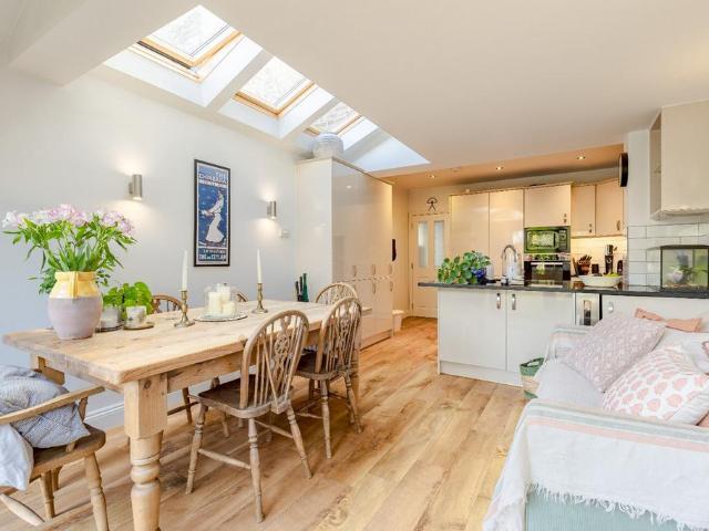 3 bedroom semi detached house to rent
