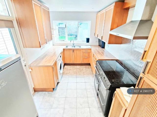 3 bedroom semi detached house to rent
