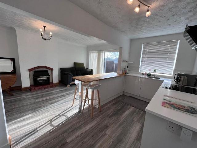 3 bedroom semi detached house to rent