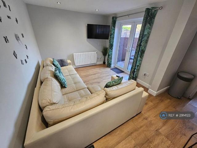 3 bedroom semi detached house to rent