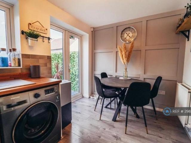 3 bedroom semi detached house to rent