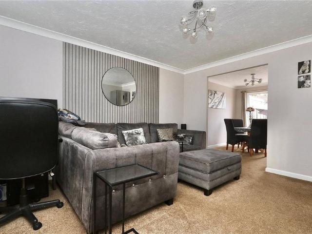 3 bedroom semi detached house to rent