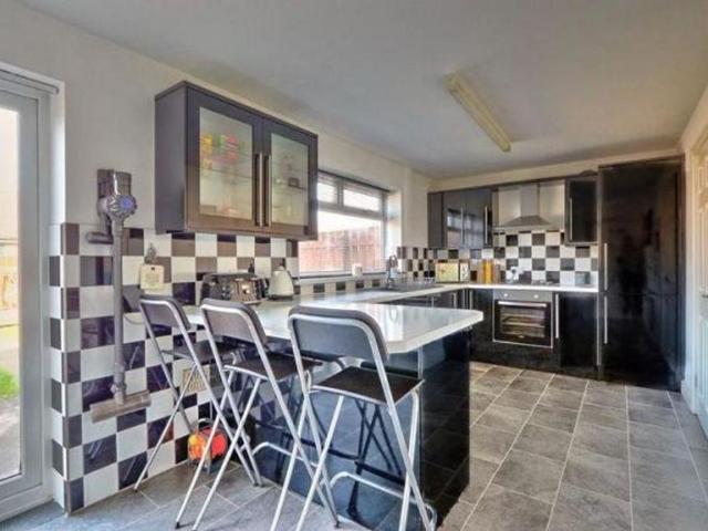 3 bedroom semi detached house to rent