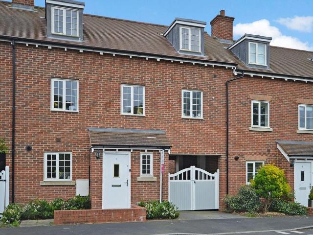 3 bedroom semi detached house to rent
