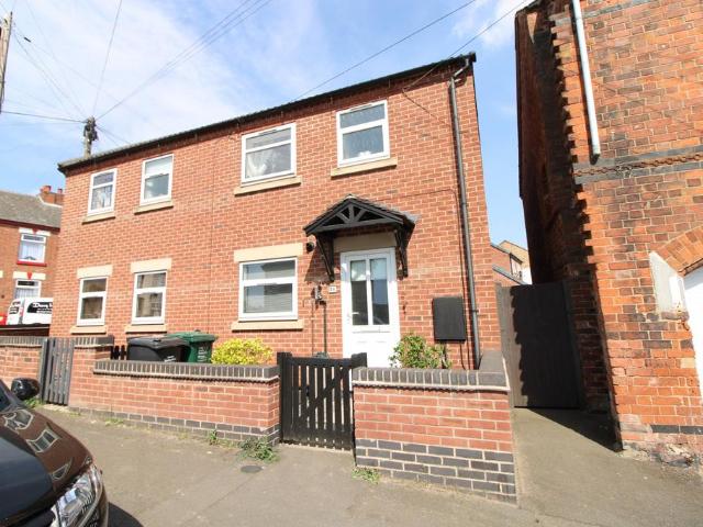 3 bedroom semi detached house to rent