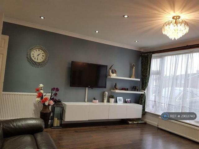 3 bedroom semi detached house to rent
