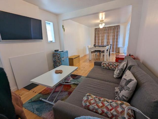 3 bedroom semi detached house to rent