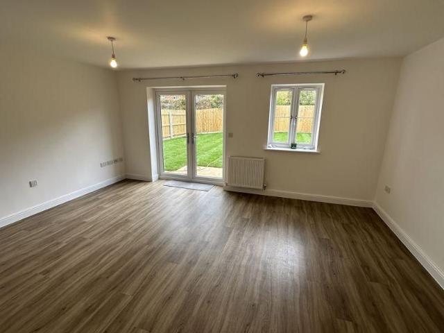 3 bedroom semi detached house to rent