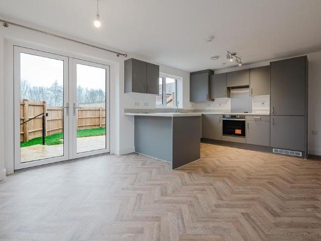 3 bedroom semi detached house to rent