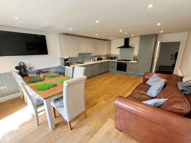 3 bedroom semi detached house to rent