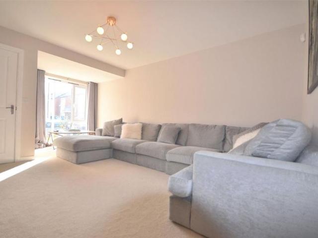 3 bedroom semi detached house to rent