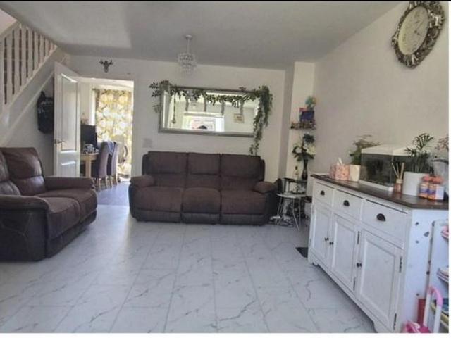3 bedroom semi detached house to rent