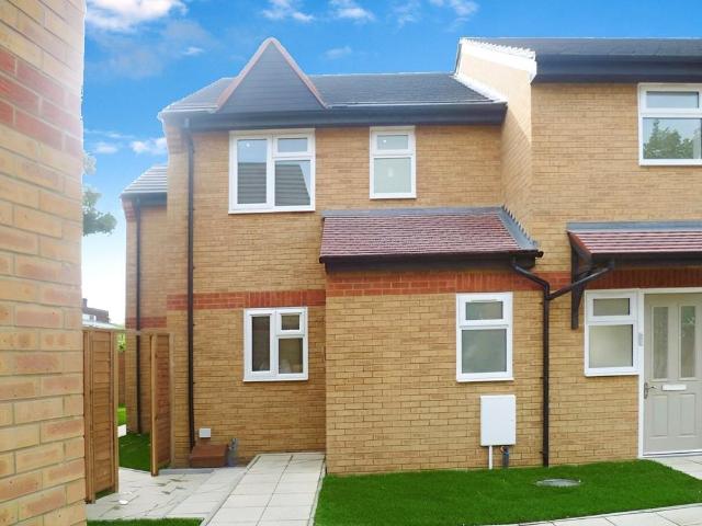 3 bedroom semi detached house to rent