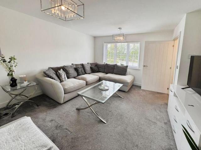 3 bedroom semi detached house to rent