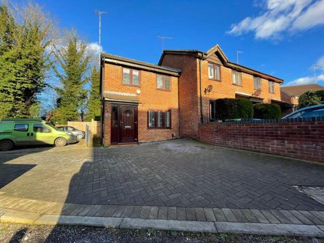 3 bedroom end of terrace house to rent
