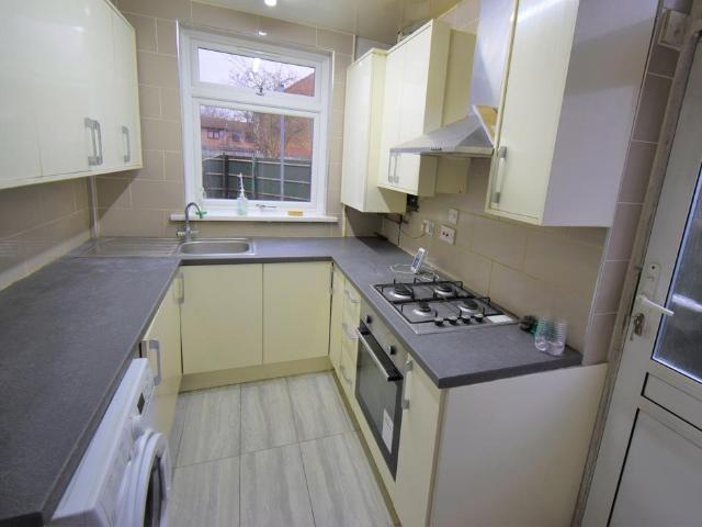 3 bedroom semi detached house to rent
