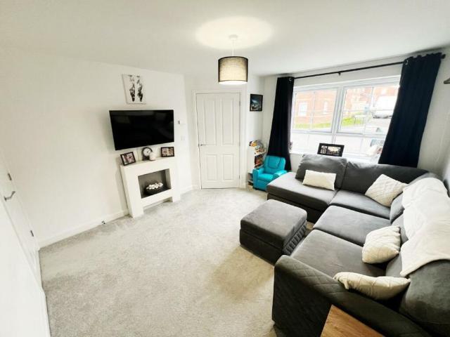3 bedroom semi detached house to rent